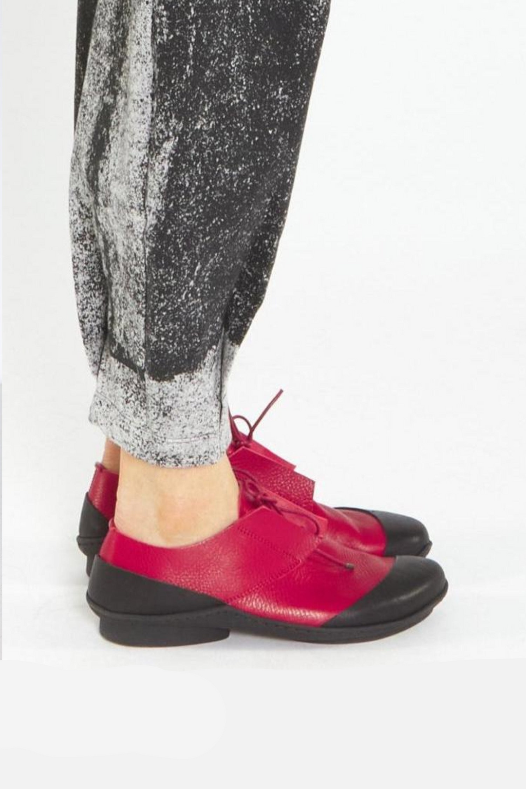 Moby Red/Black – Tiffany Treloar